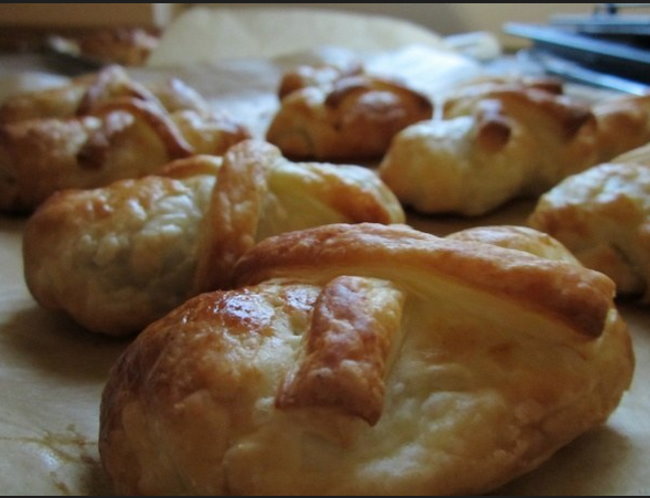 CLEVER KOCHREZEPTE – Blätterteig-Wurstbrötchen - schnell + einfach ...